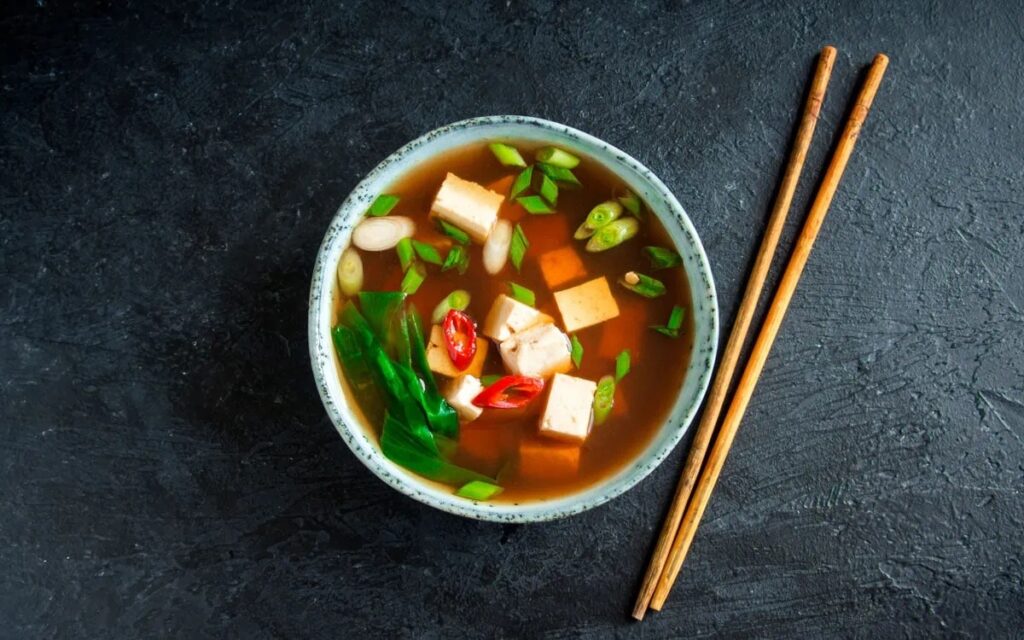 Sopa de Miso con Tofu y Algas: Receta Japonesa y Vegetariana